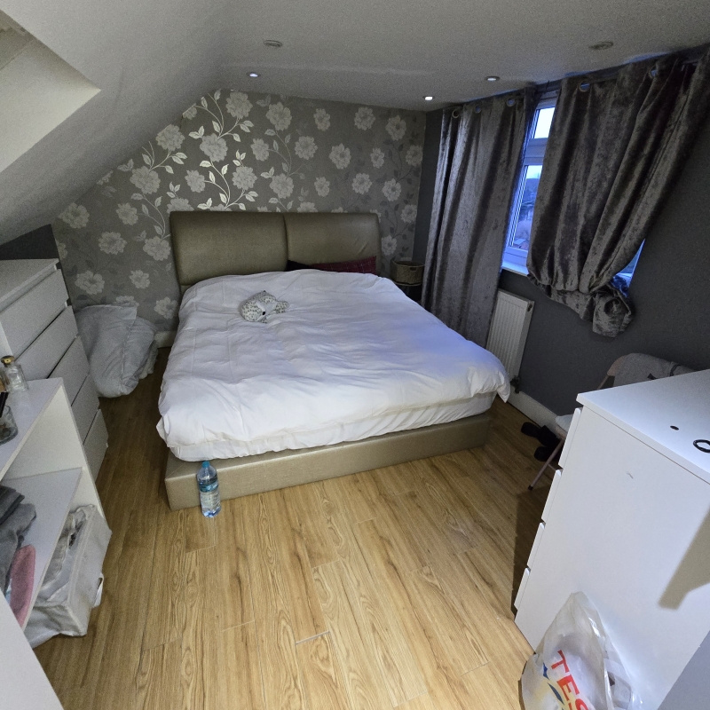 Camera cu baie proprie de inchiriat (ens